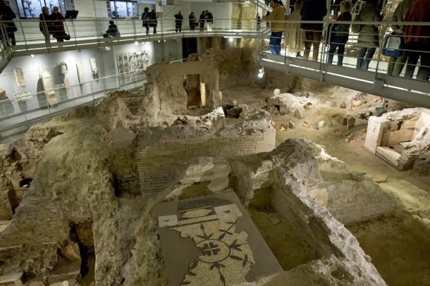 Eva's Travel Diaries: The Vatican: the Via Triumphalis necropolis